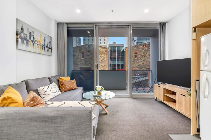 Artsy At East End: A Modern Inner-city Retreat - Adelaide