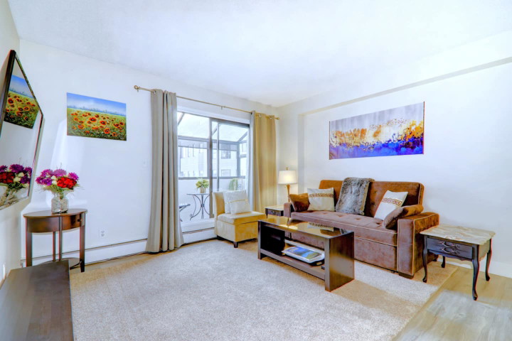 Spacious Top Floor At Stampede W/ Free Parking, Ac - Alberta