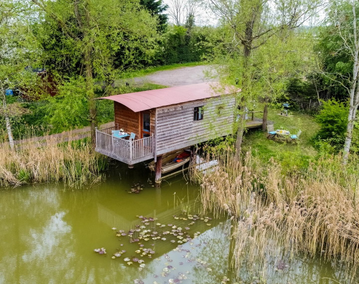 'Kingfisher' Lakeside Eco Lodge On Stilts - Gloucestershire