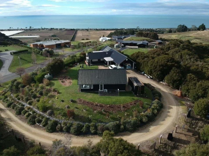 Noir Cottage, A Peaceful Black Barn Style Retreat! - Napier