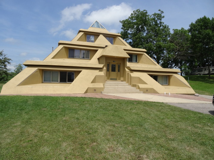 Pyramid House - 3,600 Sq Ft. 4 Br Suite Option - Clear Lake, IA