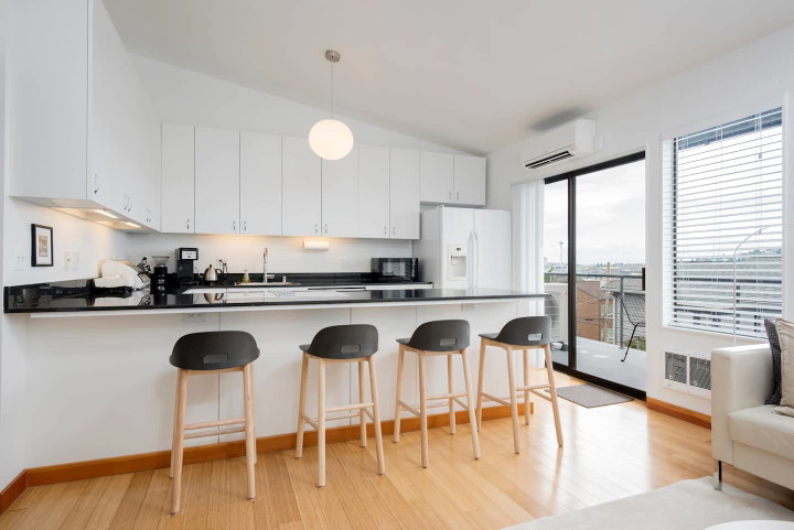 Modern 2br Loft With Lake And Space Needle Views - Seattle, WA