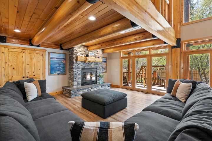 Papa Bear Lodge (Sleeps 50) - Garden City, UT