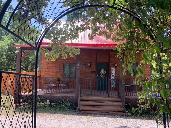 Cabin On 35 Acre Peacock Farm By University Of Ok - Lake Thunderbird, OK