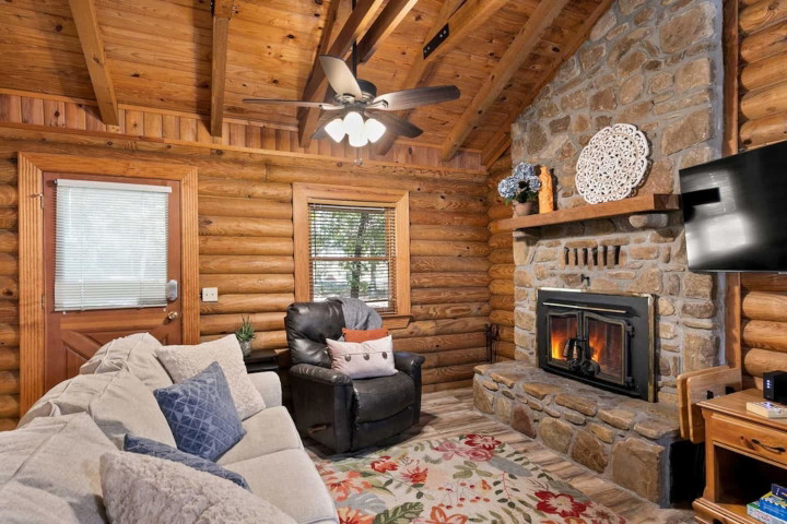 Logcabin_jettedtub_fireplace_amenities_freetix - Branson, MO