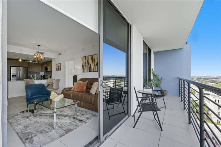 Deluxe 2 Bed/ 2 Bath Apartment In Downtown Doral - Hialeah, FL