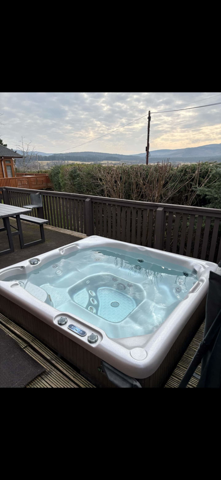 Clochnaben Lodge | Hot Tub Retreat Sleeps 8 - Banchory
