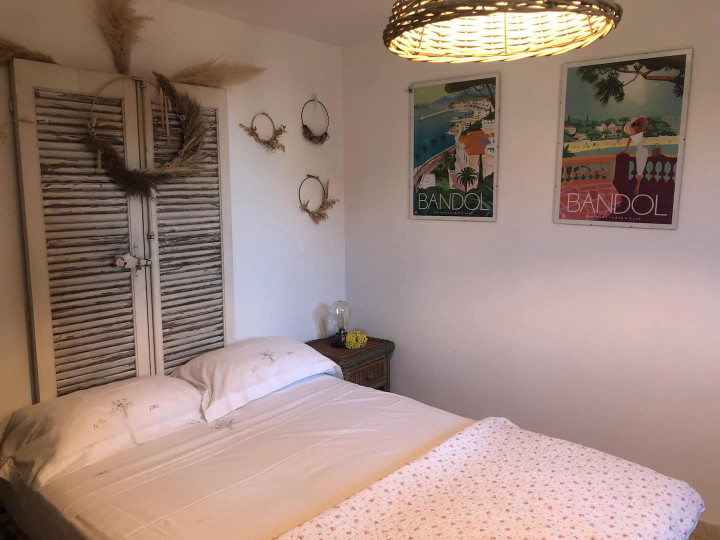 Chambre Style Campagne En Ville Avec Extérieur - Bandol