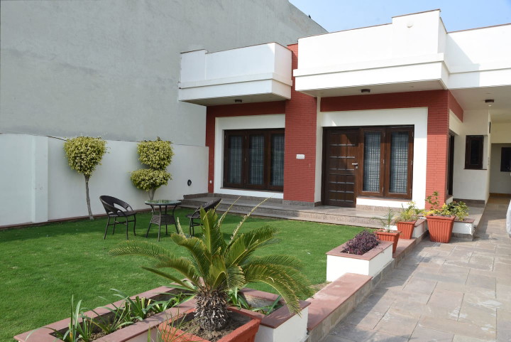 Luxurious Villa With A Lush Green Lawn - Alwar