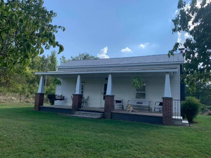 Authentic And Cozy 100 Year Old Farmhouse - Tennessee