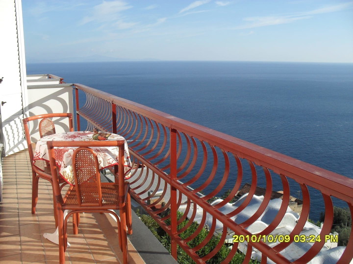 Une Terrasse Sur La Mer D'amalfi - Côte Amalfitaine
