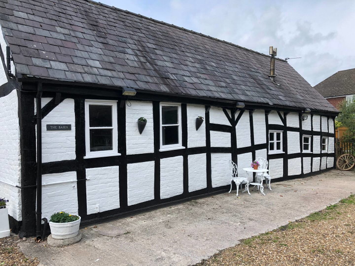 17c Grade 2 Listed Barn . - Knutsford