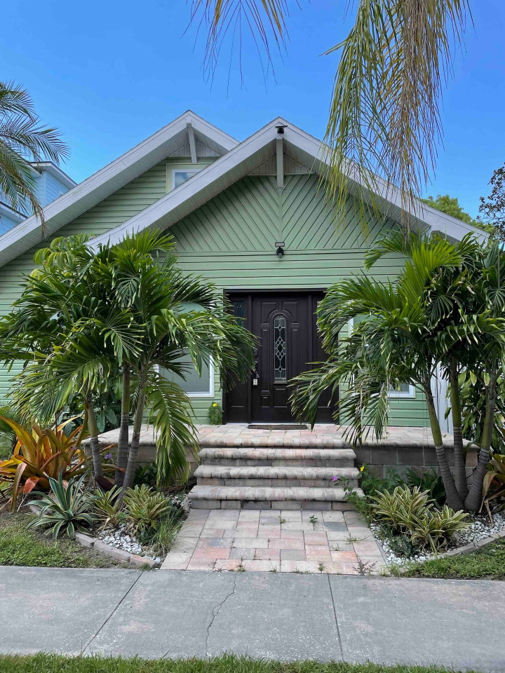 Five Bedroom House Block Away From The Beach - Gulfport, FL