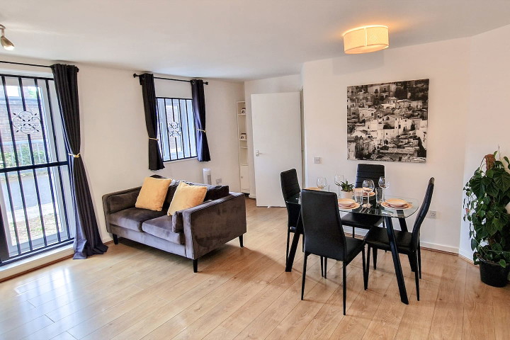 2-bed Flat, Free Parking, Near Tube And Excel - Dagenham