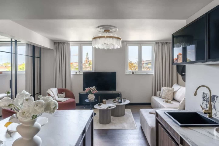 Elegant Wawel Panorama Escape Near Vistula River - Cracovia