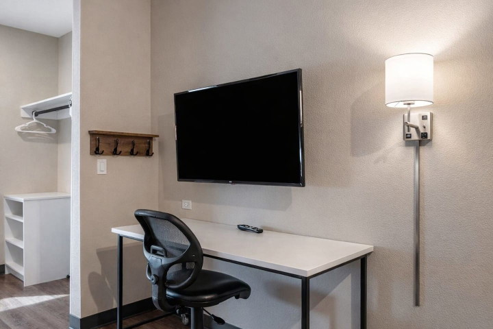 Spacious Mcdonough Studio W/ Free Parking & Bfast - McDonough, GA