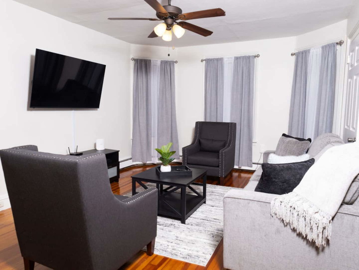Comfortable, Bright & Convenient Duplex Unit - Hartford, CT