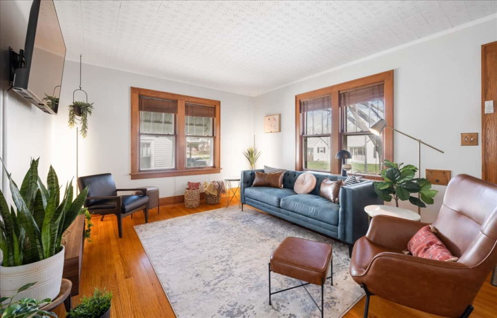 Aksarben Charmer | Sleeps 8-10 | Fenced Yard - Omaha, NE