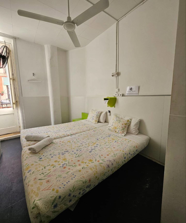 Twin Room Balcony And Shared Bathroom In Hostel - Barcelona