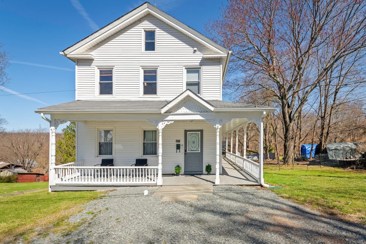 The Grove Street Getaway ~ Spacious 3br Colonial - Waymart, PA