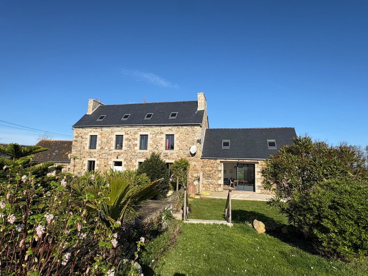 Grange Rénovée En Pierre - Plougrescant