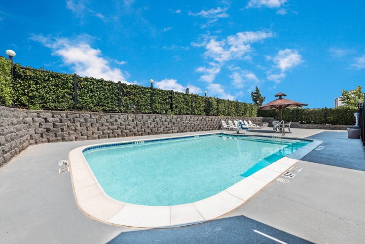 Deluxe King | Super 8 Weatherford | Seasonal Pool - Weatherford, TX