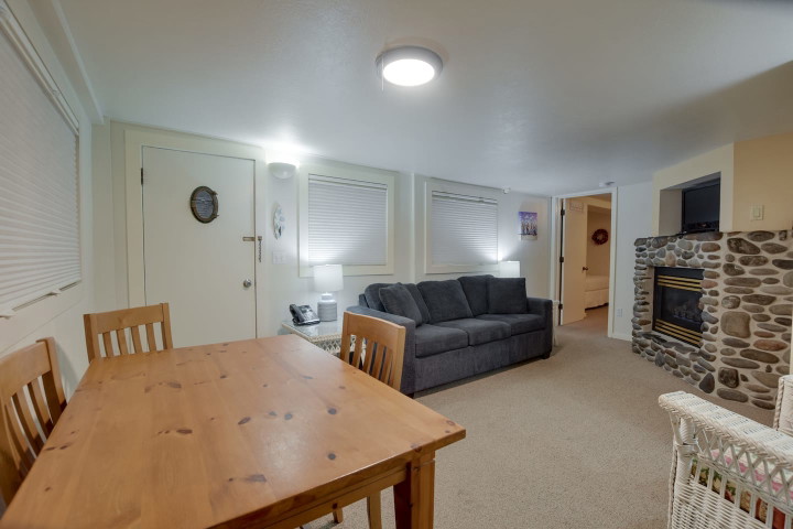 Argonauta Inn Chartroom - Cannon Beach, OR