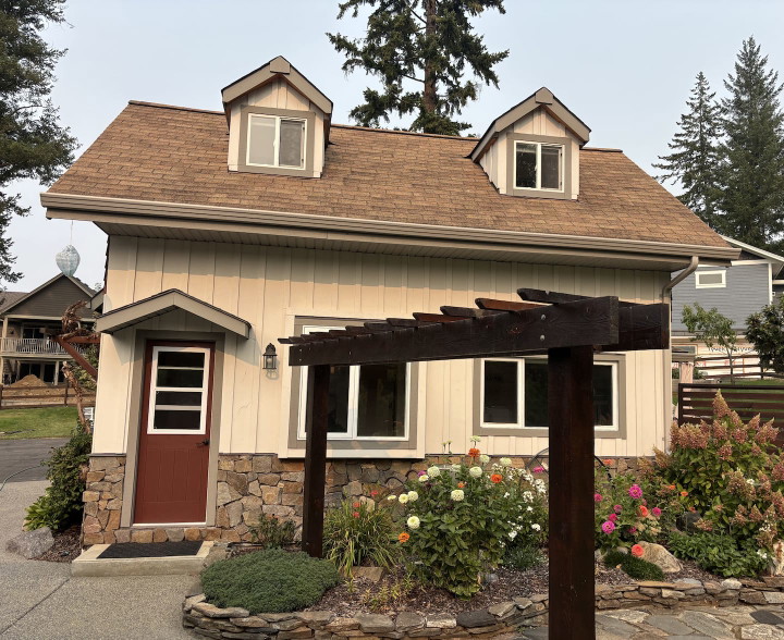 Quaint Guest Cottage With Loft Bedroom - Salmon Arm