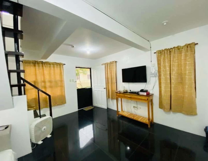 R&e Townhouse In Naga City - Pili