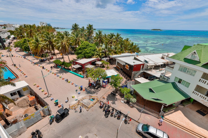 Seven-colored Oceanfront Penthouse. - San Andrés