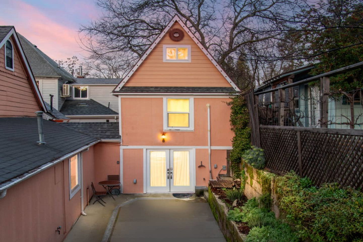 The Carriage House- Chic Treetop Loft & Hotub - Grass Valley, CA