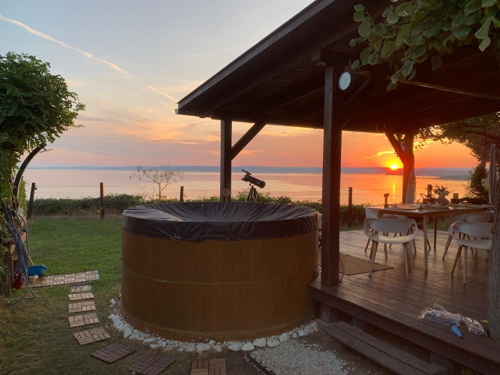 Balaton Sunset 
(A Nyugalom Szigete) - Ungarn
