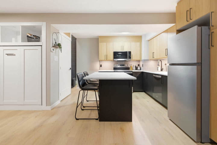 Townhouse With Patio Downtown Steps From Beach - Kelowna