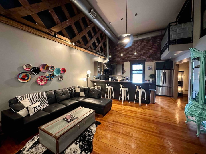 Historic Downtown Loft With Private Balcony - Jonesboro, AR