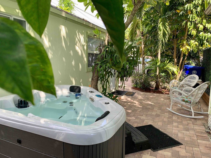 Romantic Cottage W/jacuzzi, Patio & Parking - South Miami, FL