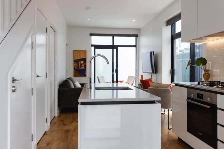 Chic 2br Apartment | Secure Gated Complex In Cbd - Northland
