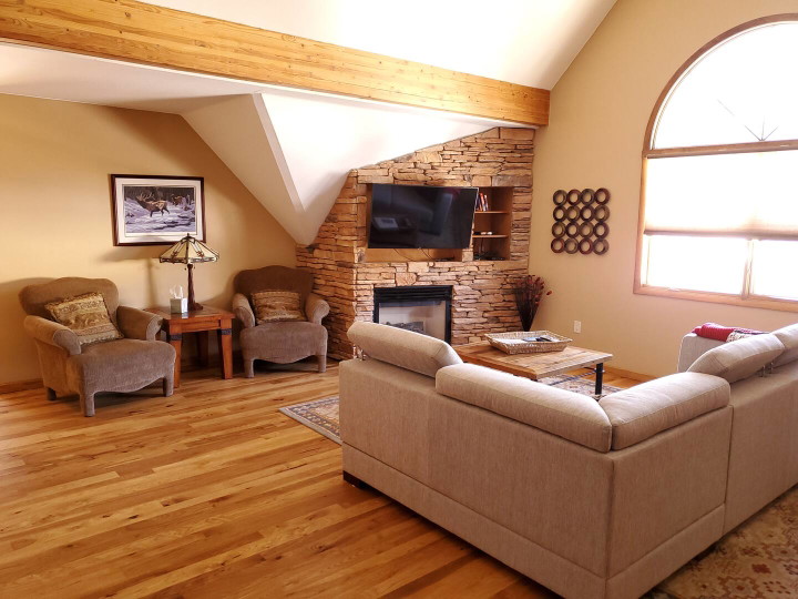 Estes Park Contemporary 1400sf Riverview Loft - Estes Park, CO