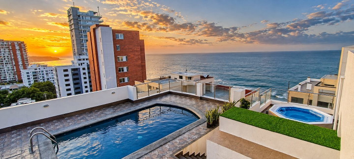 Balcony Overlooking The Sea, Swimming Pool And Hot Tub Near The Mall - Ecuador
