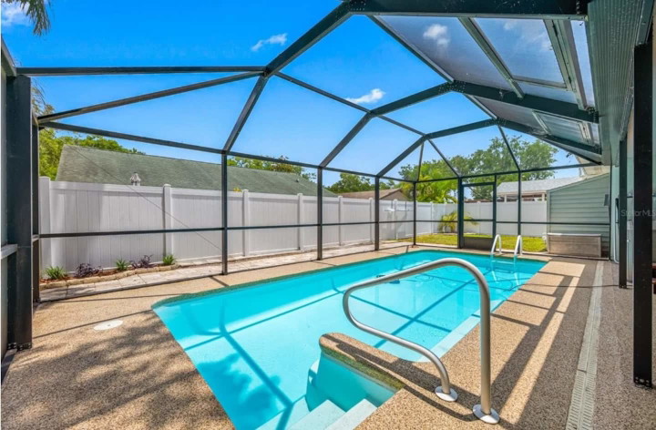 Pinellas Coastal: Pool & Jacuzzi Vacation Home - Pinellas Park, FL