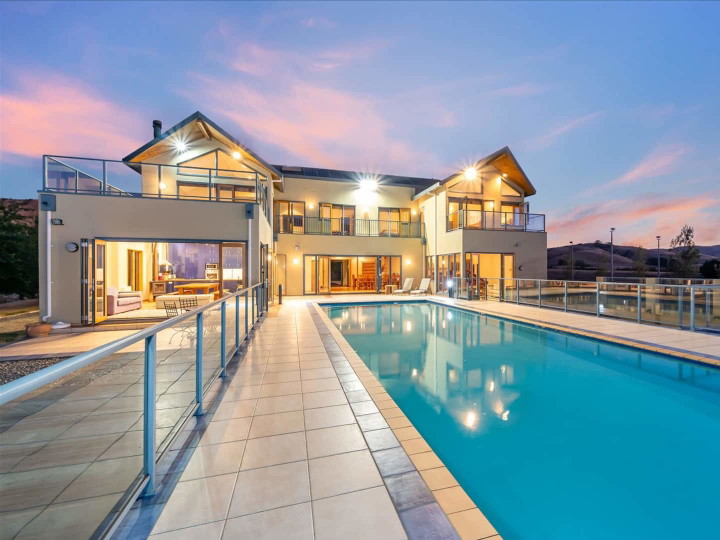 Tranquil Hilltop Escape - 5 Bed - New Zealand