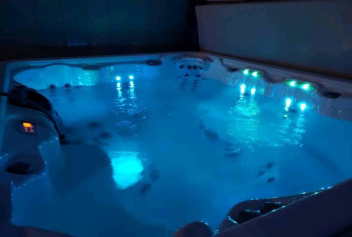 Getaway With An 8-seater Hot Tub & Ps5 Gaming - Orillia