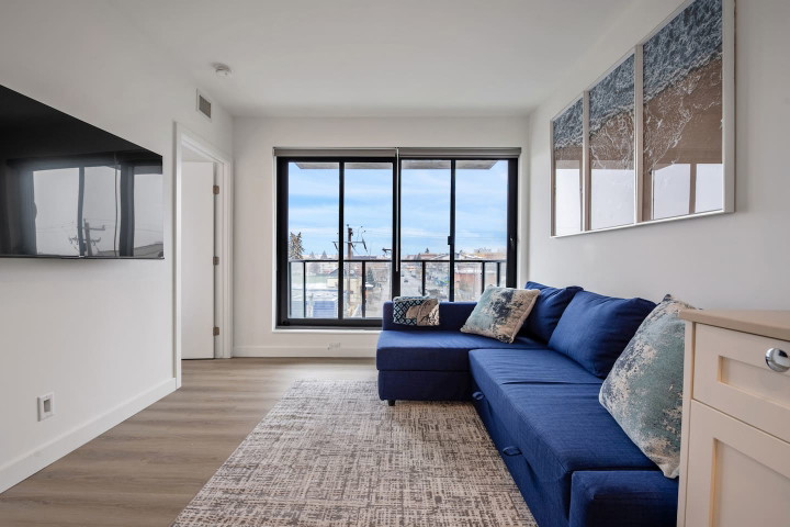 Exquisite 2 Br Condo Near Dt Core | Ug Parking |Ac - Calgary