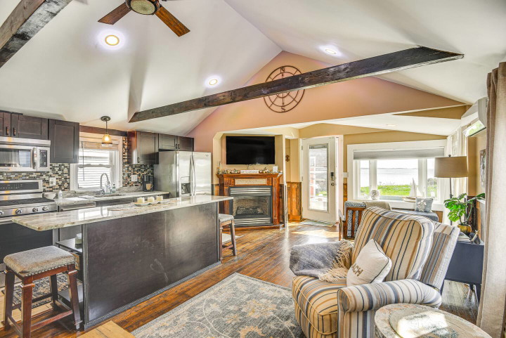 Walk To Beach: Water-view Abode In Portsmouth! - Fall River, MA