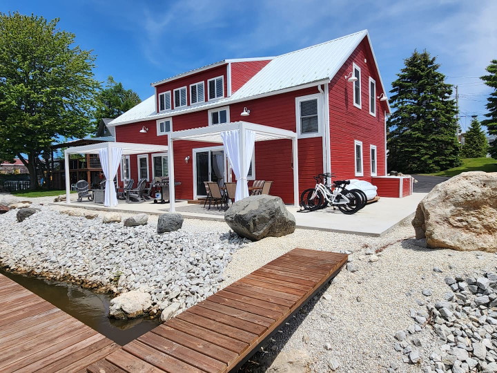 Serene Riverfront Escape Modern & Spacious - Two Rivers, WI