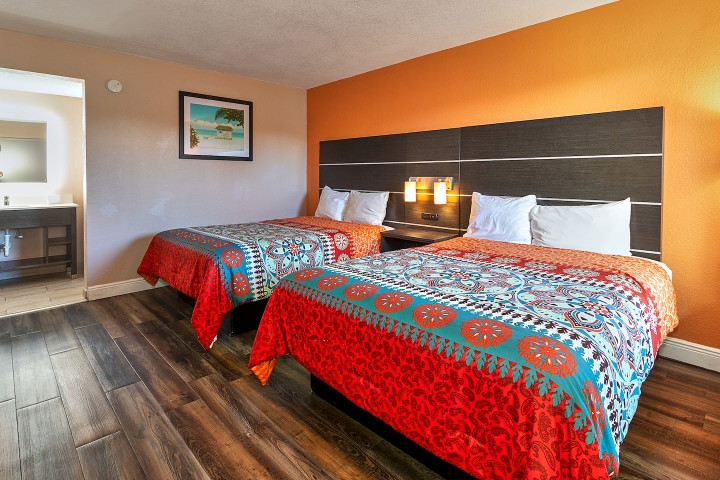 Tropical Spacious Room : Two Queen Beds - Clearwater, FL