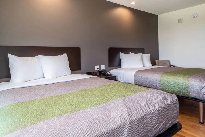 2 Queen Room | Cook Onsite | Guest Coin Laundry - Lake Charles, LA
