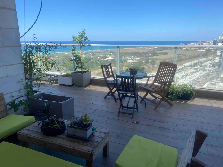 Sunny Penthouse With Rooftop Balcony & Bbq - Israel