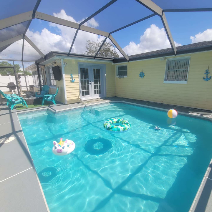 Sunny Pool Home  Near Tarpon & Beaches - Florida
