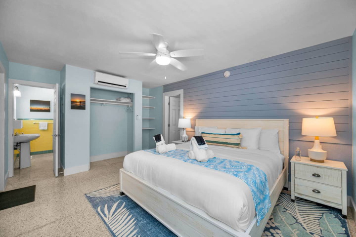 Room 5 · Courtyard Poolside Suite, Beach Adjacent - Madeira Beach, FL