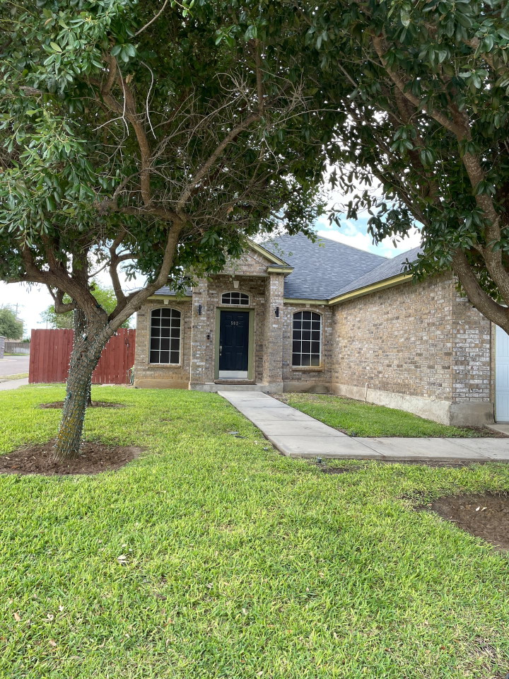 Relax In Comfort 3br Home W/pool - Laredo, TX
